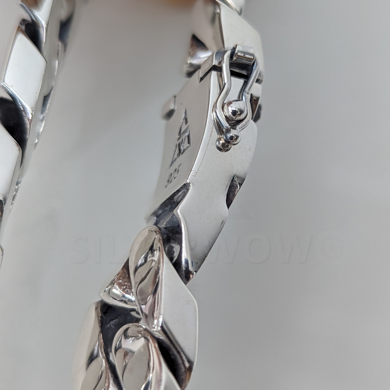 Timeless Elegance: 25mm Wide Reverse Lock Curb Chain - 22 oz+ – SilverWow™
